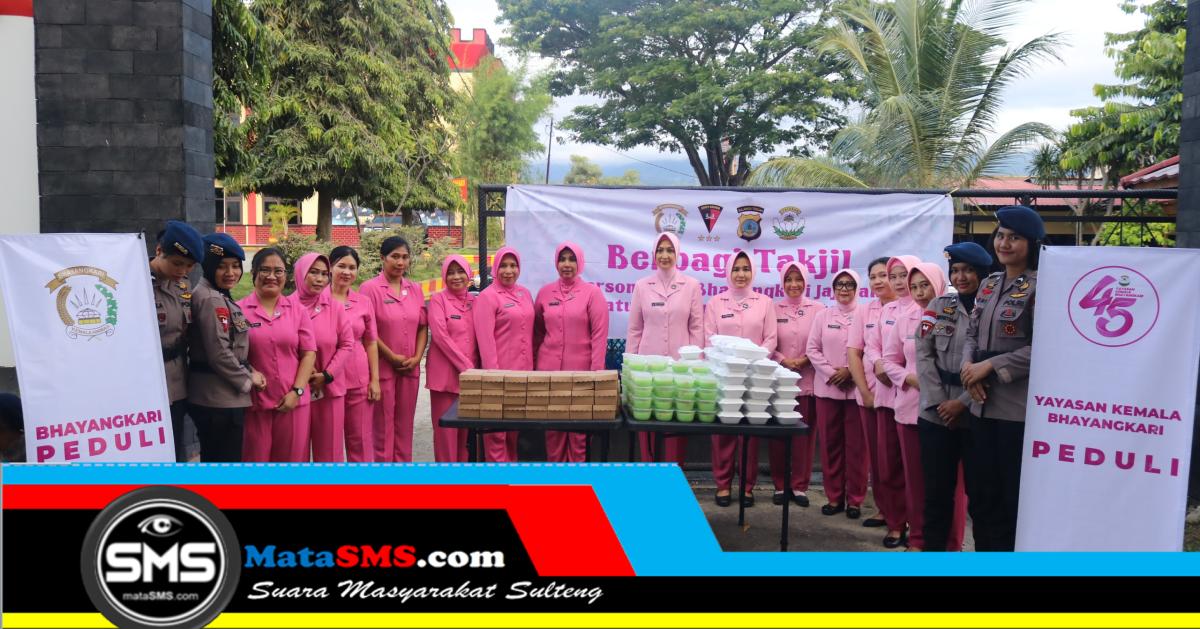 Personel Brimob Polda Sulteng dan Bhayangkari Berbagi Takjil di Bulan Ramadhan - mataSMS.com